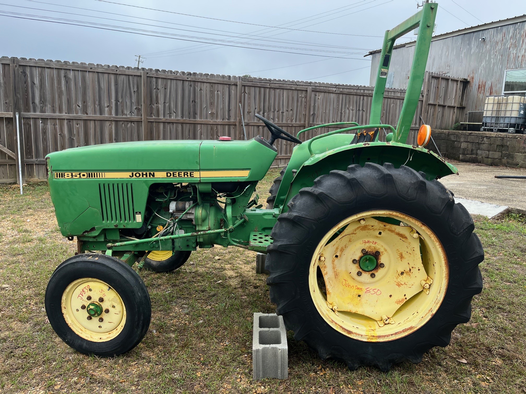Salvage Tractor | John Deere 850